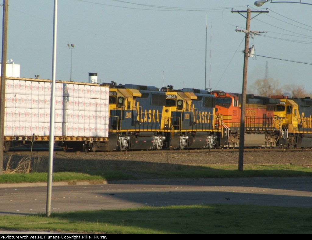ARR 2805, ARR 2808, BNSF 5220, BNSF 8739